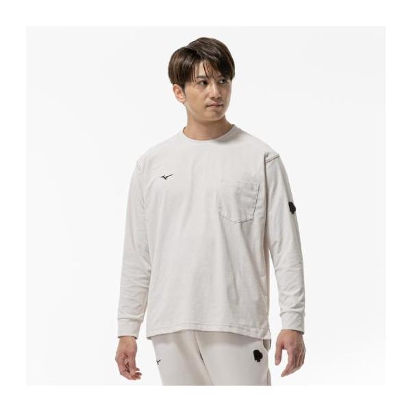 コットンライクで柔らかな着心地。ボールモチーフの赤ステッチ、ベース型ポケットが特徴のビッグシルエットロングTシャツ。