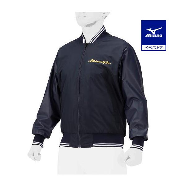 レイヤードでも活躍。裏起毛仕様のフルジップジャケットにMizuno Proロゴをプラス。