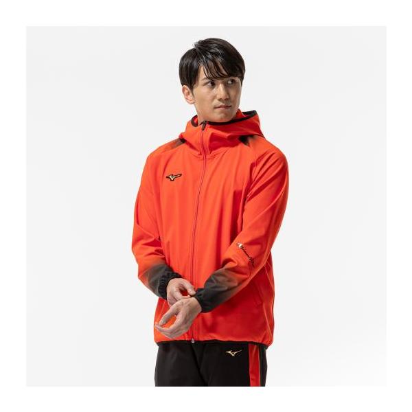 防風性とストレッチを備えたテックシールドのフーディ仕様。