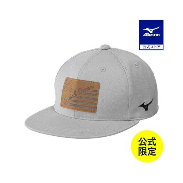 デザインワッペンが特徴のフラットキャップ。