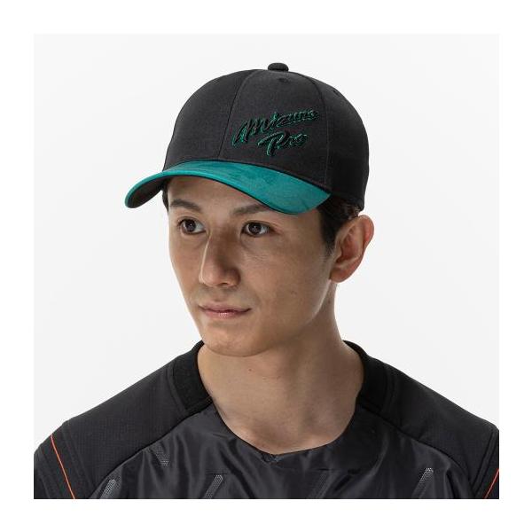 シーズングラフィックを庇に使用したミズノプロキャップ。前面にMizuno Proロゴ刺繍入り。