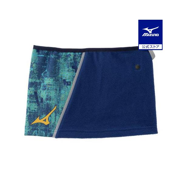 首元の防風素材にシーズングラフィックをプリント。サイズ調整用スナップボタンと再帰反射テープ付き。