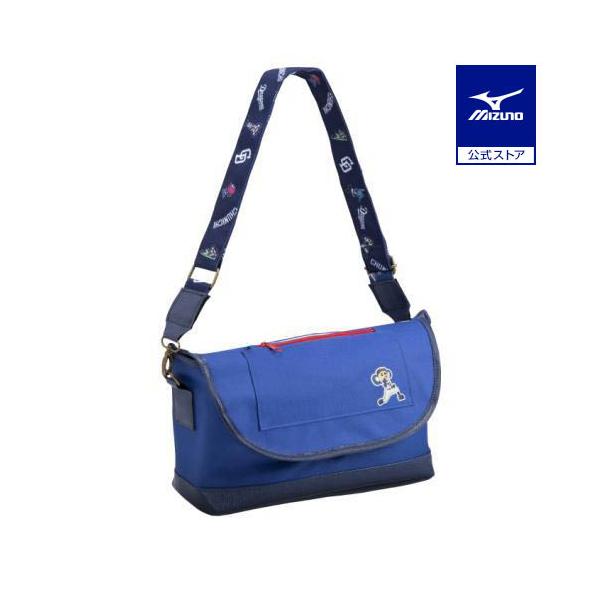 ストラップのデザインがステキな収納力抜群のカメラバッグ。カメラがないときは仕切りボックスを外して使うこともできます。正面じゃないとぼけた表情のドアラにキュンとします。