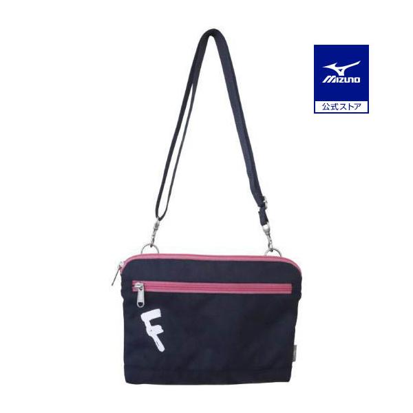 観戦時の必需品＆貴重品をひとまとめ。長財布もしっかり収納できます。チケットスペースに最適なクリアポケットを配置。このポケットはスマホを入れたまま操作ができる便利もの！ベルトを外せばバッグインバッグに。デニム風生地に爽やかなピンクがスポーツラ...