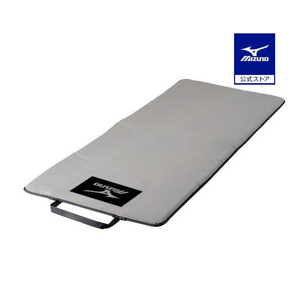 屋外のストレッチに適したトレーニングマット。硬いグラウンドでも快適なストレッチが可能。特殊形状の成形裏面パッドを採用し、硬いグラウンドでも快適なストレッチが可能です。冬場の冷たいコンクリートの上でストレッチを行う場合に比べ、筋肉を冷やしにく...