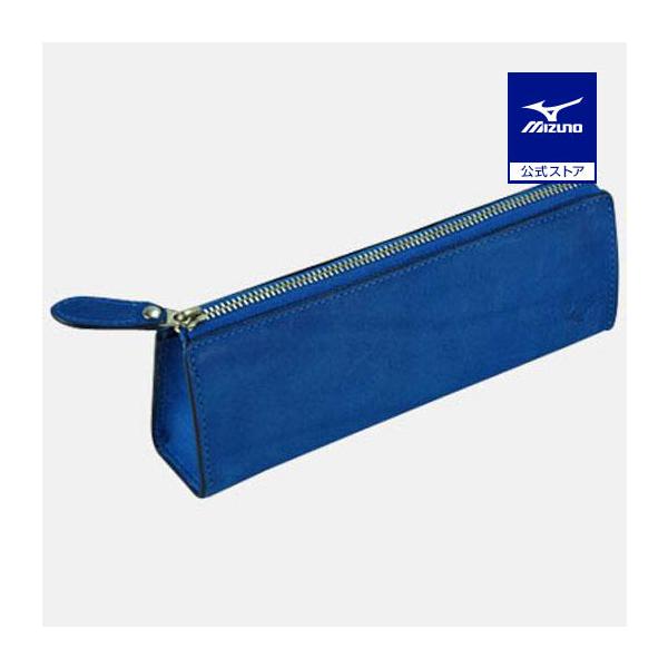 グラブ革を使用したペンケース永く革の風合いを愉しんでいただけます。裏地は本体同色生地を採用。