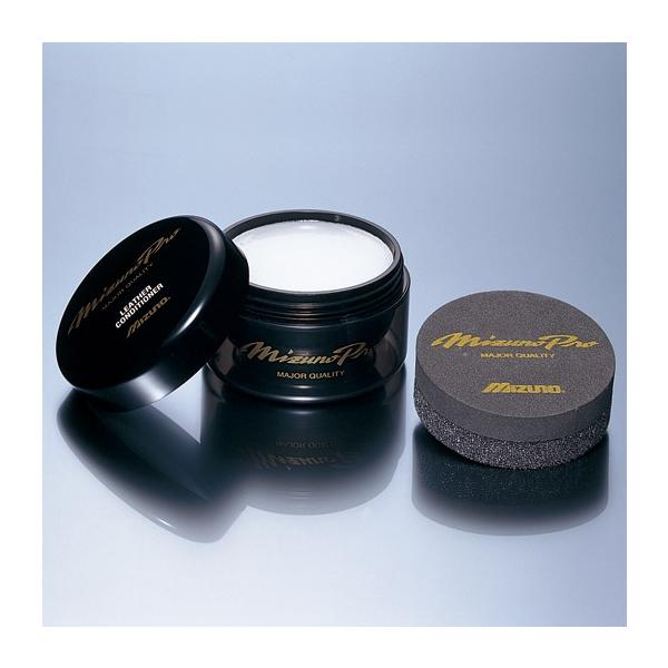 グラブ・ミット革の良い状態を維持させるのに最適な保革油で、繰り返しのお手入れでも、グラブが重くなりにくい特徴を持っています。また化粧品グレードオイル（ミンクオイル、スクワラン）を主原料としており、オイルの伸びが非常に良く、ベトつきが残らずサ...