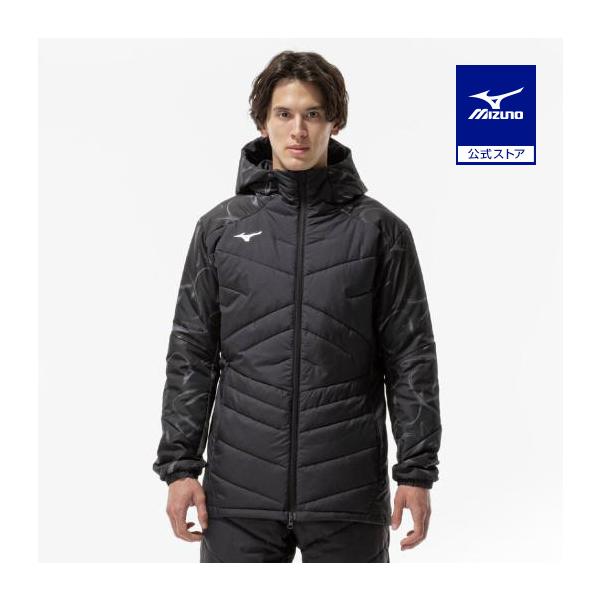 ダウンを超えた、その先へ。ダウンよりも温かい、ミズノ独自素材『テックフィルブレスサーモ』（※素材比較）冬のトレーニングシーンで身体を包み込んでくれる、軽くて温かいテックフィルブレスサーモミドル丈コート。