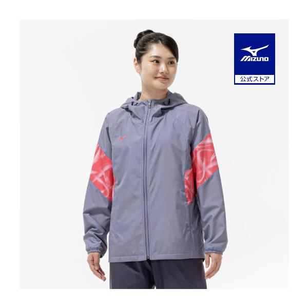 ブレスサーモ裏地が吸湿発熱し、冬のトレーニングシーンをサポートするウォーマージャケット。シーズンテーマ柄を部分的に配置。