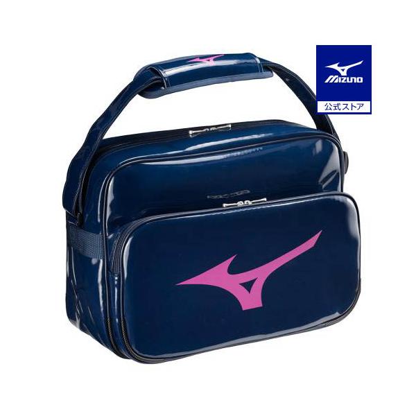 型押しビッグロゴがポイントの定番エナメルバッグ