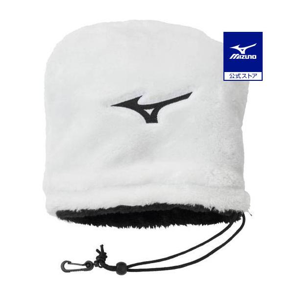 リバーシブルで使用でき、紐の先のフックをキャディバッグに取り付けられる。