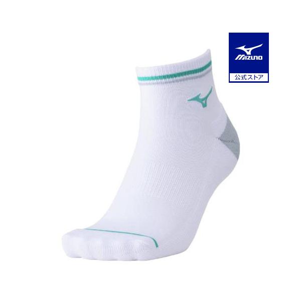 シーズンカラーを採用した華やかな差し色が際立つソックス。