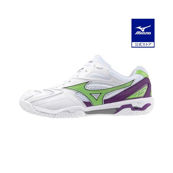 まさに素足感覚。足馴染みの良い天然皮革採用のミズノバドミントンのフラッグシップモデル。コートを捕らえる力。強い一歩に変えるグリップ性や安定性のファングシリーズ。 バドミントンシューズ