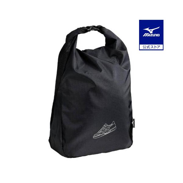 いろいろなサイズのシューズにぴったりフィット！裏はメッシュ生地で蒸れにくい。