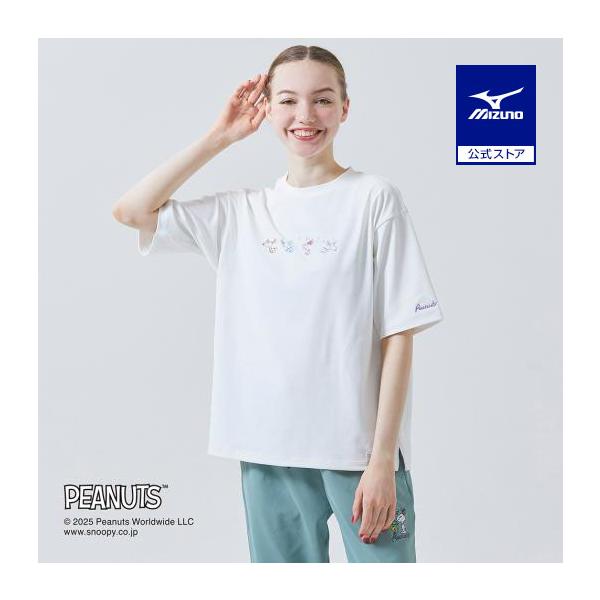ヘルシーライフをPeanutsアイテムと共に！胸にはPeanuts75周年のカラフルなSNOOPYプリント入り！袖にはPeanutsのロゴ刺繍入りです。Anti-Sweat素材を使用したユニセックスサイズのTシャツ。
