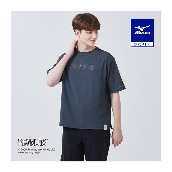 ヘルシーライフをPeanutsアイテムと共に！胸にはPeanuts75周年のカラフルなSNOOPYプリント入り！袖にはPeanutsのロゴ刺繍入りです。Anti-Sweat素材を使用したユニセックスサイズのTシャツ。