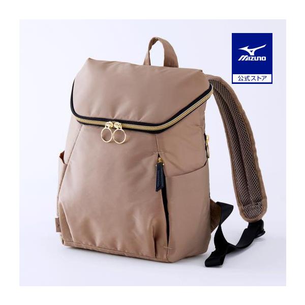 機能満載、コンパクトリュック。軽く感じるSPLIT-STRAP※、簡単にショルダーベルトの長さが調節できるシュぴたリング搭載で、移動を快適に！（※当社従来品比較）バックパックで蒸れやすいとされる背面には、通気性の良いメッシュ生地を採用。