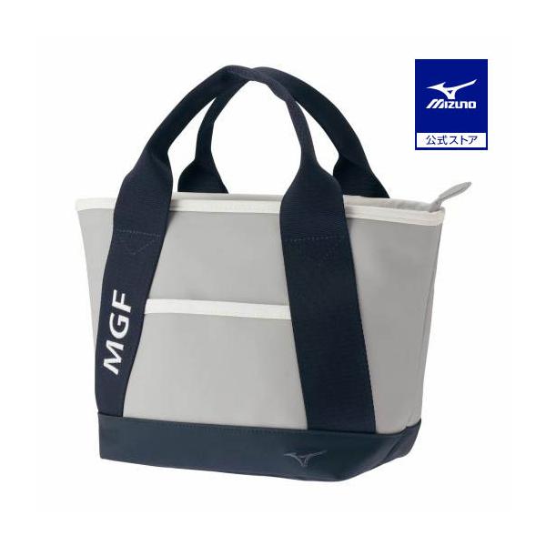 日常から解放された自由な精神で「大人のActive Elegance」を体現する「ミズノゴルフMGF」（ミズノゴルフエムジー・エフ）シリーズ。スマートフォンやスコアカードを入れて、カートに持ち込んでいただくのにちょうど良いサイズ感のカートバッグ。