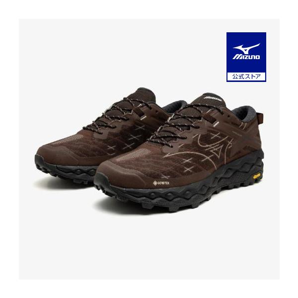 WAVE MUJIN 10をベースにライフスタイルシーンに合わせてリメイクしたWAVE MUJIN LS GTX。ジャガードメッシュにビブラム アウトソールを採用し、トレイルシューズのアッパーデザインを踏襲しつつ、ゴアテックス、ミズノエナジ...