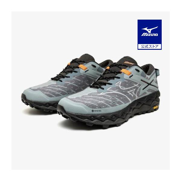 WAVE MUJIN 10をベースにライフスタイルシーンに合わせてリメイクしたWAVE MUJIN LS GTX。ジャガードメッシュにビブラム アウトソールを採用し、トレイルシューズのアッパーデザインを踏襲しつつ、ゴアテックス、ミズノエナジ...