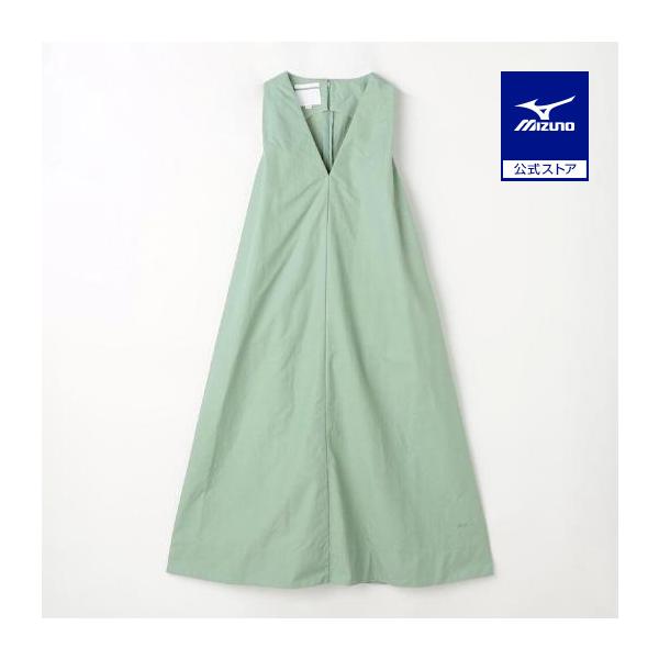 コットンライクな質感のタスランナイロンの撥水素材を使用したワンピース。