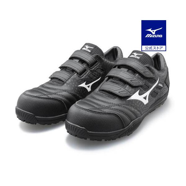 素足感覚で、軽やかに弾む。高反発と柔らかさが特徴のMIZUNO ENERZY※を採用。クッション性と素足感覚を両立させた一足。ステッチにまでこだわったデザインで細く見えるシルエットなのにEEE設計。素足感覚でも履きこなせる一足です。※当社従...