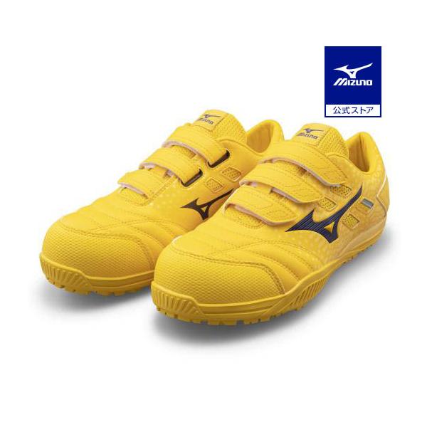 素足感覚で、軽やかに弾む。高反発と柔らかさが特徴のMIZUNO ENERZY※を採用。クッション性と素足感覚を両立させた一足。ステッチにまでこだわったデザインで細く見えるシルエットなのにEEE設計。素足感覚でも履きこなせる一足です。※当社従...