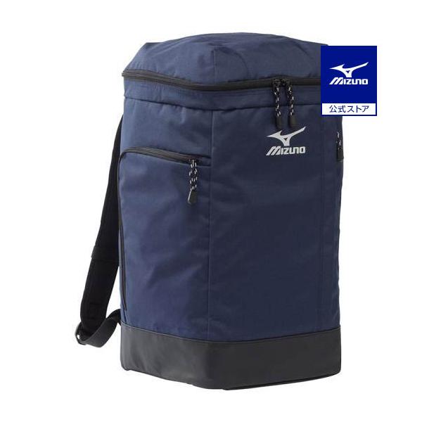 荷物が入らない状態でも自立し、工事用ヘルメット、シューズ（巾着袋に収納）が入るバックパック。