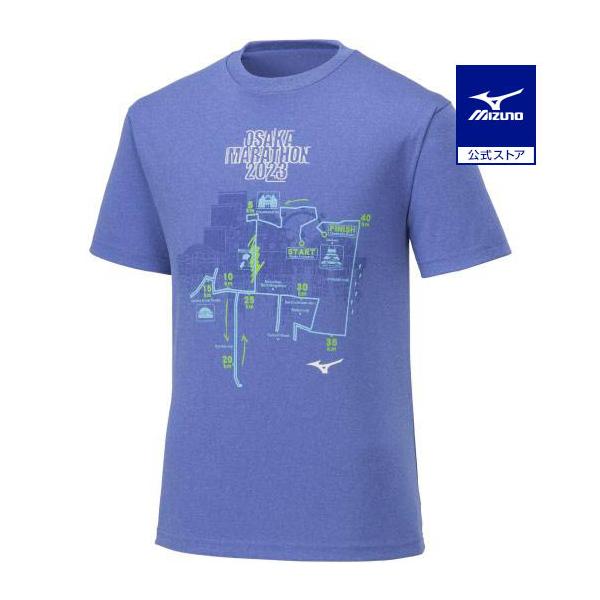 大阪マラソン2023限定Tシャツ。大阪の名所をイメージしたグラフィックの上に、大阪マラソン2023のコースを重ねたデザインです。背面の大会記念ロゴには、オーロラ反射プリントを採用しています。