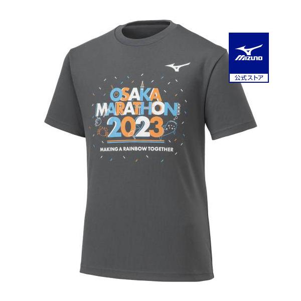 大阪マラソン2023限定Tシャツ。大阪の名所、名物をイメージしたイラストを、大会名のまわりに散りばめたデザインです。背面の大会記念ロゴには、オーロラ反射プリントを採用しています。