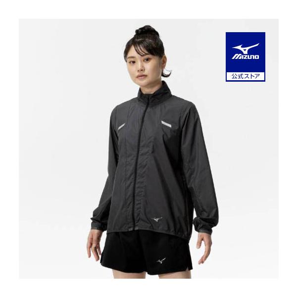 フルジップ仕様で、肌寒い時に1枚あると便利なパッカブルジャケット（フードなし）。