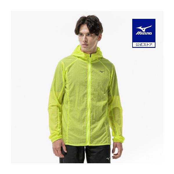 軽量感のあるリップストップ素材を使用したパッカブルジャケット。手のひらサイズにコンパクトに折りたたみ可能で、持ち運びにも便利。