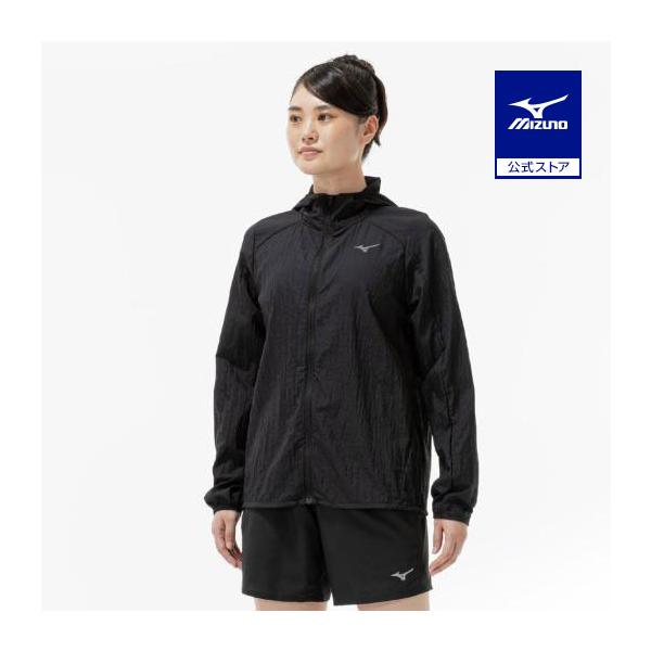 軽量感のあるリップストップ素材を使用したパッカブルジャケット。手のひらサイズにコンパクトに折りたたみ可能で、持ち運びにも便利。