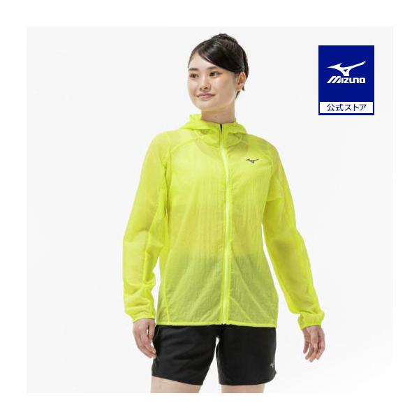 軽量感のあるリップストップ素材を使用したパッカブルジャケット。手のひらサイズにコンパクトに折りたたみ可能で、持ち運びにも便利。