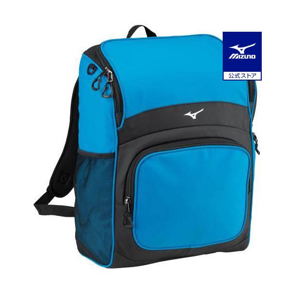 水が浸みにくい合成皮革使用。サイドから出し入れ可能なサンダル収納ポケット搭載。