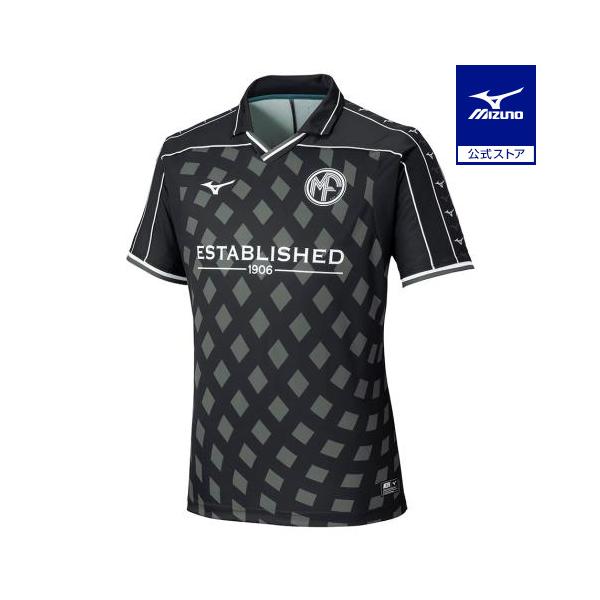 MZFB：フットボールをライフスタイルに取り入れるカジュアルシリーズ既視感のあるアーカイブデザインをフックアップし、架空のチームのユニフォームにMZFBのエッセンスを加えた、クラシックとフロンティアが同居するデザイン。