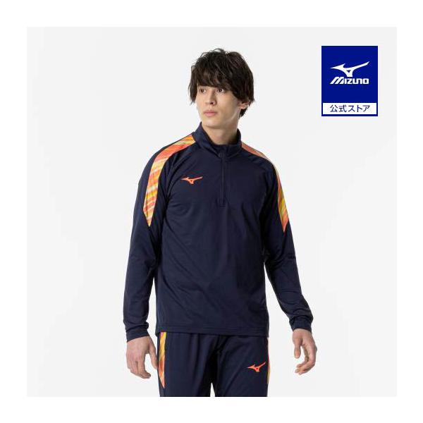 優れたストレッチ性を発揮する、フットボール設計ウォームアップシャツ。秋冬の定番を、シーズングラフィックでアップデート。プレー中によりフリーな着心地を感じられるハーフジップ仕様。スリムシルエットが体にフィット。