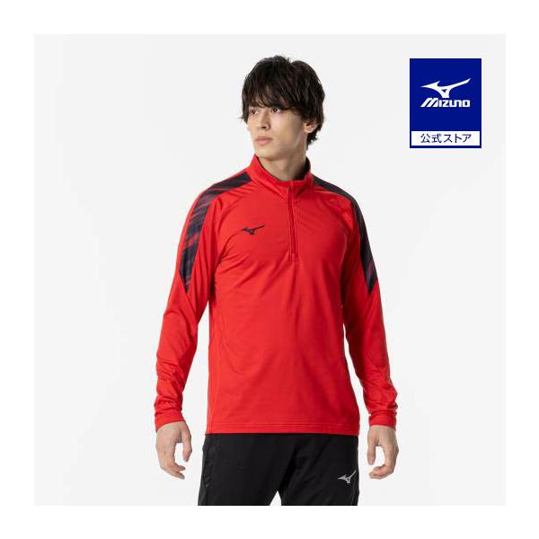 優れたストレッチ性を発揮する、フットボール設計ウォームアップシャツ。秋冬の定番を、シーズングラフィックでアップデート。プレー中によりフリーな着心地を感じられるハーフジップ仕様。スリムシルエットが体にフィット。