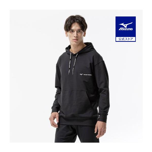 ピッチを離れても、フットボーラーはカッコイイ。ブランドロゴとメッセージロゴのみをプリントしたシンプルなデザインのフーディシャツ。