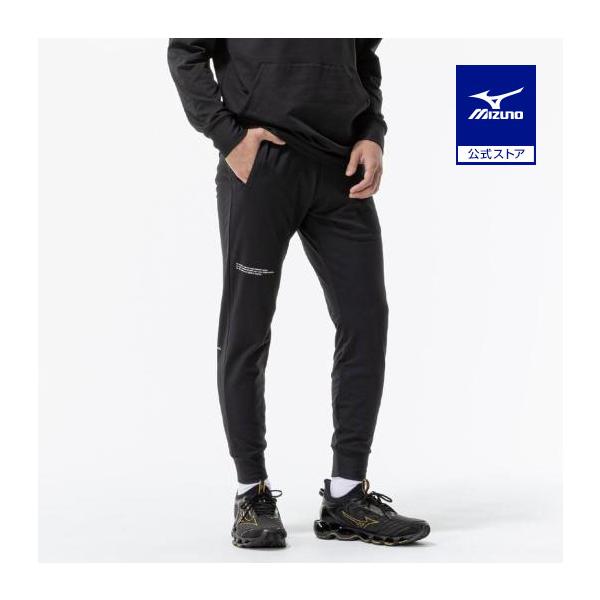 ピッチを離れても、フットボーラーはカッコイイ。ブランドロゴとメッセージロゴのみをプリントしたシンプルなデザインのパンツ。