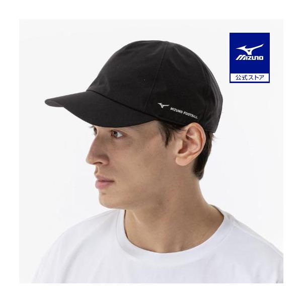 ピッチを離れても、フットボーラーはカッコイイ。ブランドロゴとメッセージロゴのみをプリントしたシンプルなデザイン。