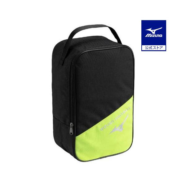 サッカースパイクとメンテナンス用品が収納可能なシューズケース。