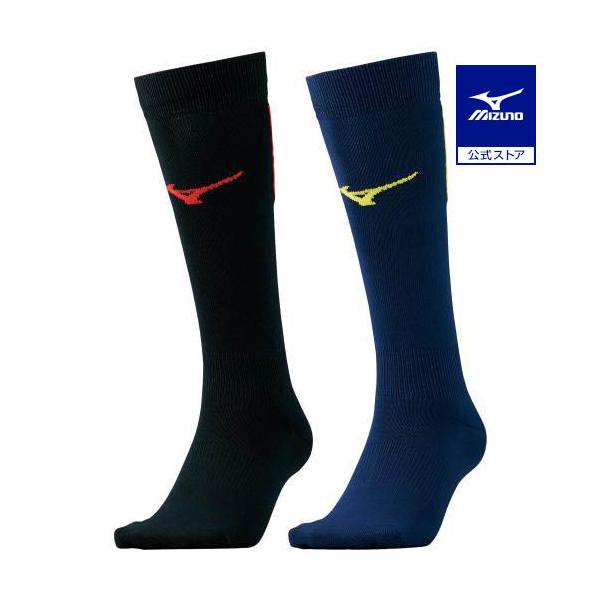 2足組みのソックス。縦にシャープなラインをデザイン。