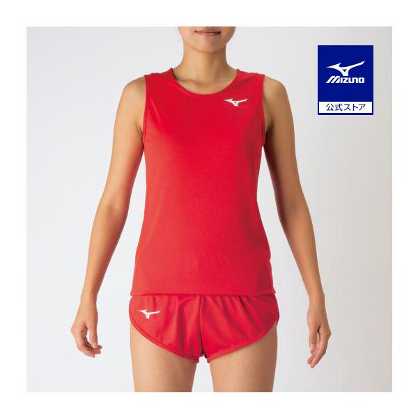 シンプルな無地のレーシングシャツ。