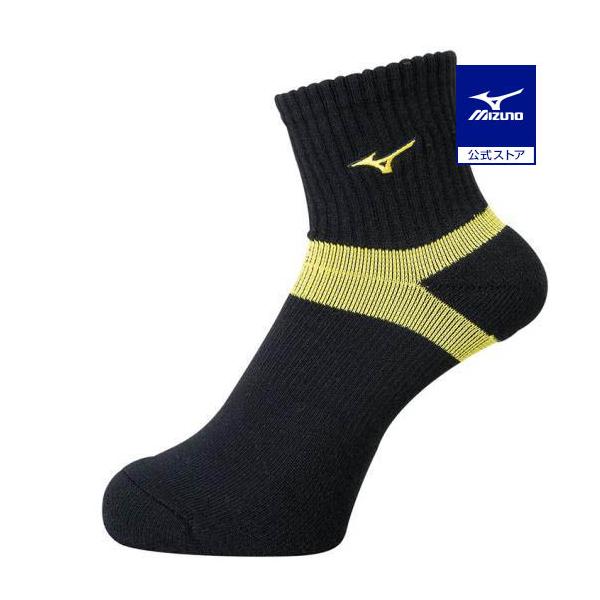 足首サポート機能付き。チームカラーで揃えられるショートソックス。