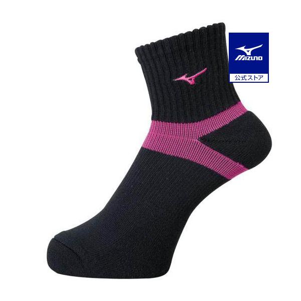 足首サポート機能付き。チームカラーで揃えられるショートソックス。