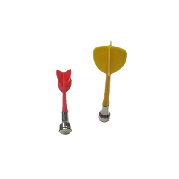 ●強力な磁石を使用したマグダーツ専用矢の3本1組セット売りです。赤と黄色がありますのでお選び下さい。●矢の寸法は全長約7cm、羽の部分は幅が約2cmになります。※使用上の注意●矢には強力な磁石、的は磁気を帯びたシートを使っています。コンピュ...