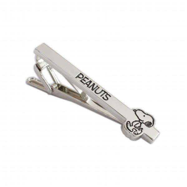 シャープでシンプルなPEANUTSロゴのタイバー。タイバーはシャツにネクタイを留める装飾品です。胸元のワンポイントアクセントにおススメです。オリジナルBOX付き。PEANUTSがお好きな方へのプレゼントにもおすすめです。サイズ:全長約5.5...