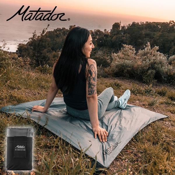 【特徴】 ・2 4人が座れるサイズ感 ・手のひらに収まるコンパクトなサイズ ・耐水コーティングを強化｜濡れた草むらなど、座る場所を選びません。 ・4隅にステークを内蔵｜地面に差して固定ができるので風が吹いても飛ばさずに安心です。 ・コーナー...