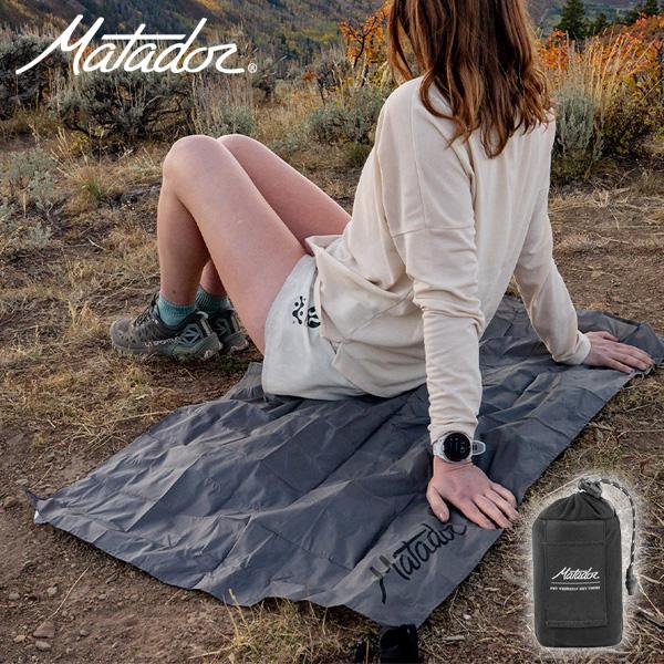 【特徴】 ・1 2人が座れるサイズ感 ・手のひらに収まるコンパクトなサイズ ・耐水コーティングを強化｜濡れた草むらなど、座る場所を選びません。 ・コーナーにテザーポイントを内蔵｜お手持ちのペグを使用してペグダウンすることができます。 ・転写...